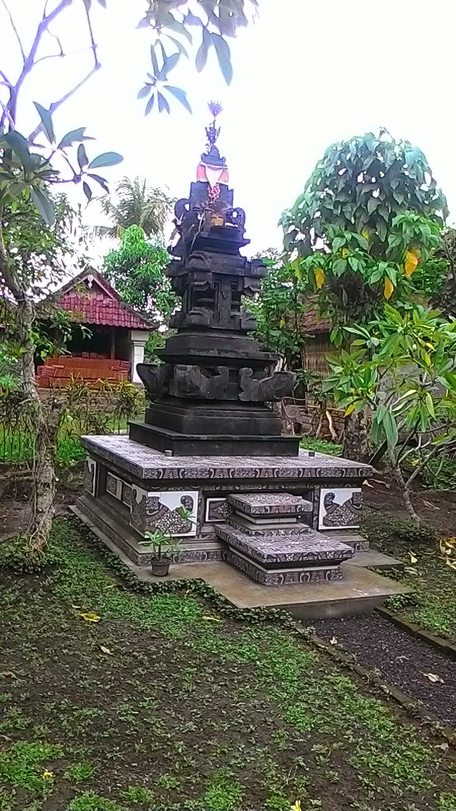 pelinggih batu hitam umanyar: Pelinggih batu hitam umanyar