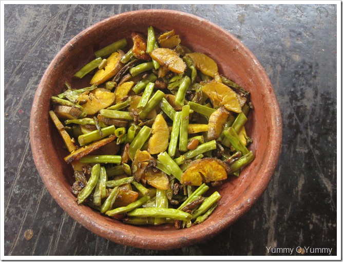 Kaya - Achinga Payar Mezhukkupuratti / Raw Plantain and Long Runner ...
