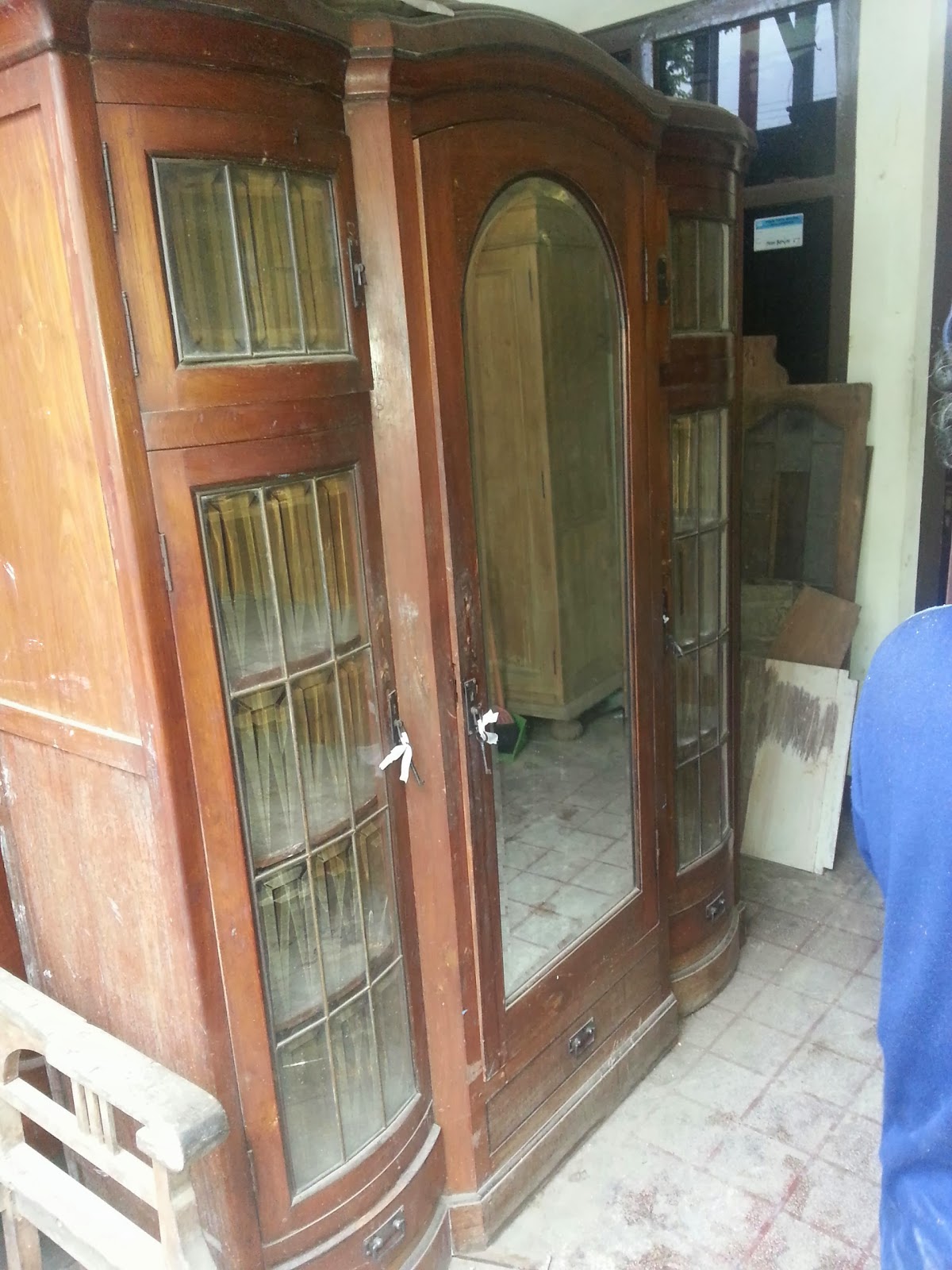 jual beli barang antik: Almari gendong