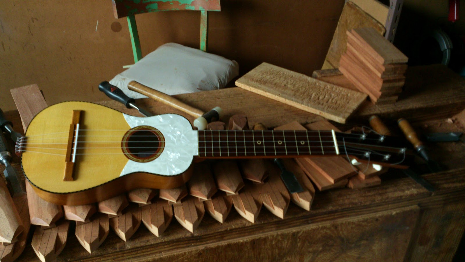 Timples de Lanzarote: Timple de palo Santo. Luthier Antonio Lemes,Teguise.