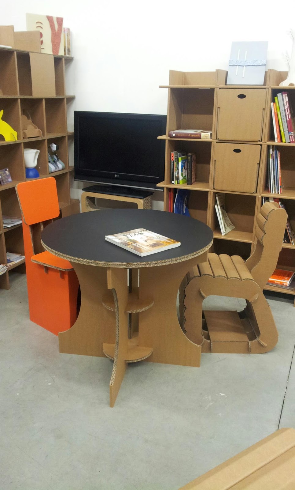 Carton Kit - Créations Objets et Meubles 100 % Carton: nouvelle table ronde