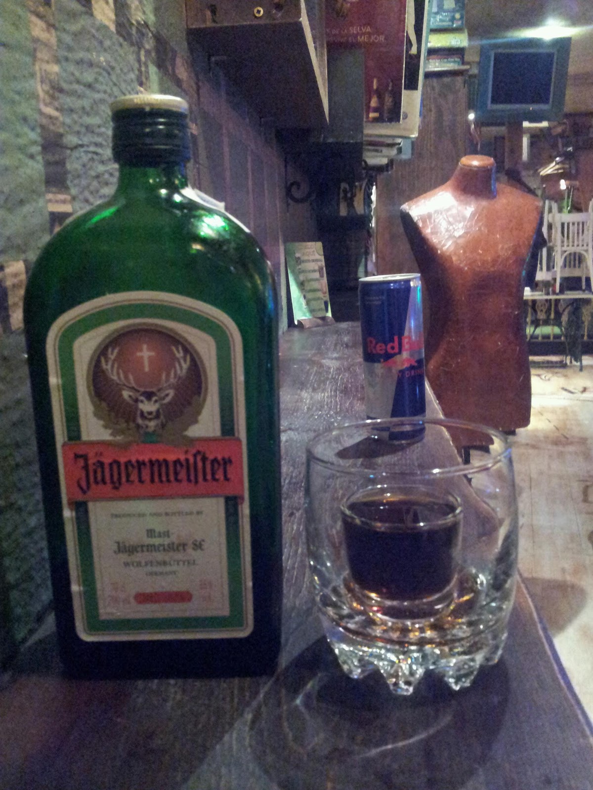 LAS COPAS POR SU NOMBRE: JÄGERMEISTER: El licor de hierbas alemán.