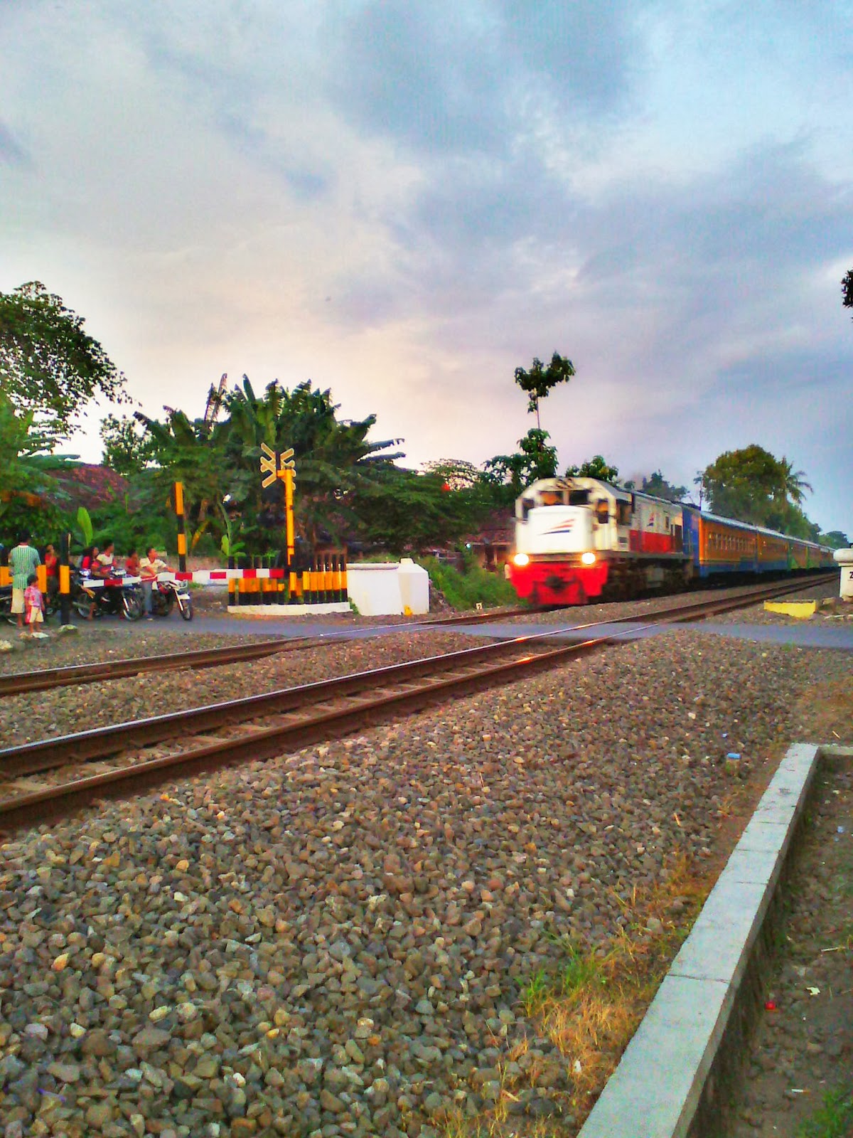 RAILWAY RAILFANS: Kereta Api Progo ( YOGYAKARTA lempuyangan - JAKARTA ...
