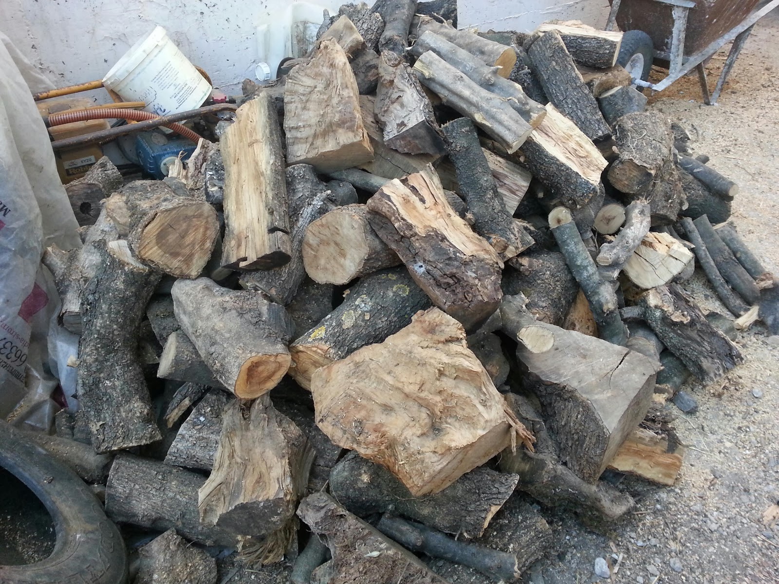 Καυσοξυλα για τζακια και σομπες στα Χανια: Καυσόξυλα ξερά με 120€/τόνος