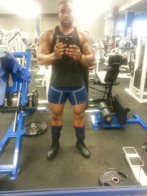 body-builders: THE BODYBUILDING GIANT LOVES LEG DAY