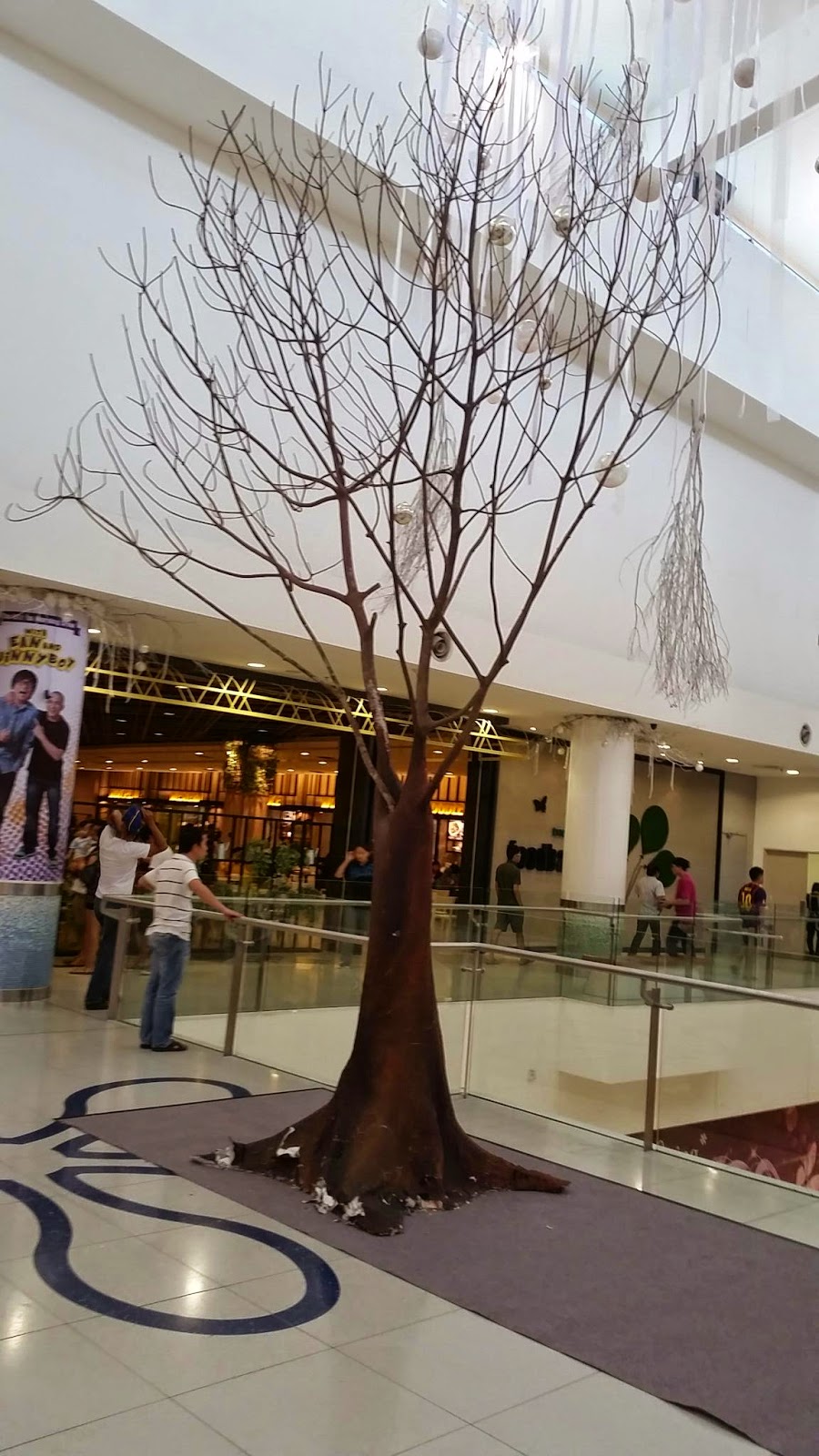 SUNDAY IS THE SPRING SHOPPING MALL AT KUCHING SARAWAK - AZLAN RUMADI