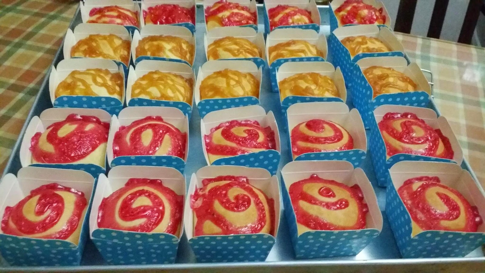 ZULFAZA LOVES COOKING: Roti cawan hias jem strawberry dan kaya