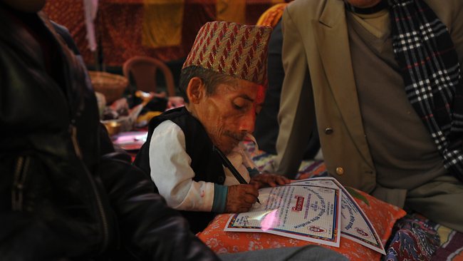 😊Smile ! : World's shortest man and woman( chandra bahadur dangi and ...