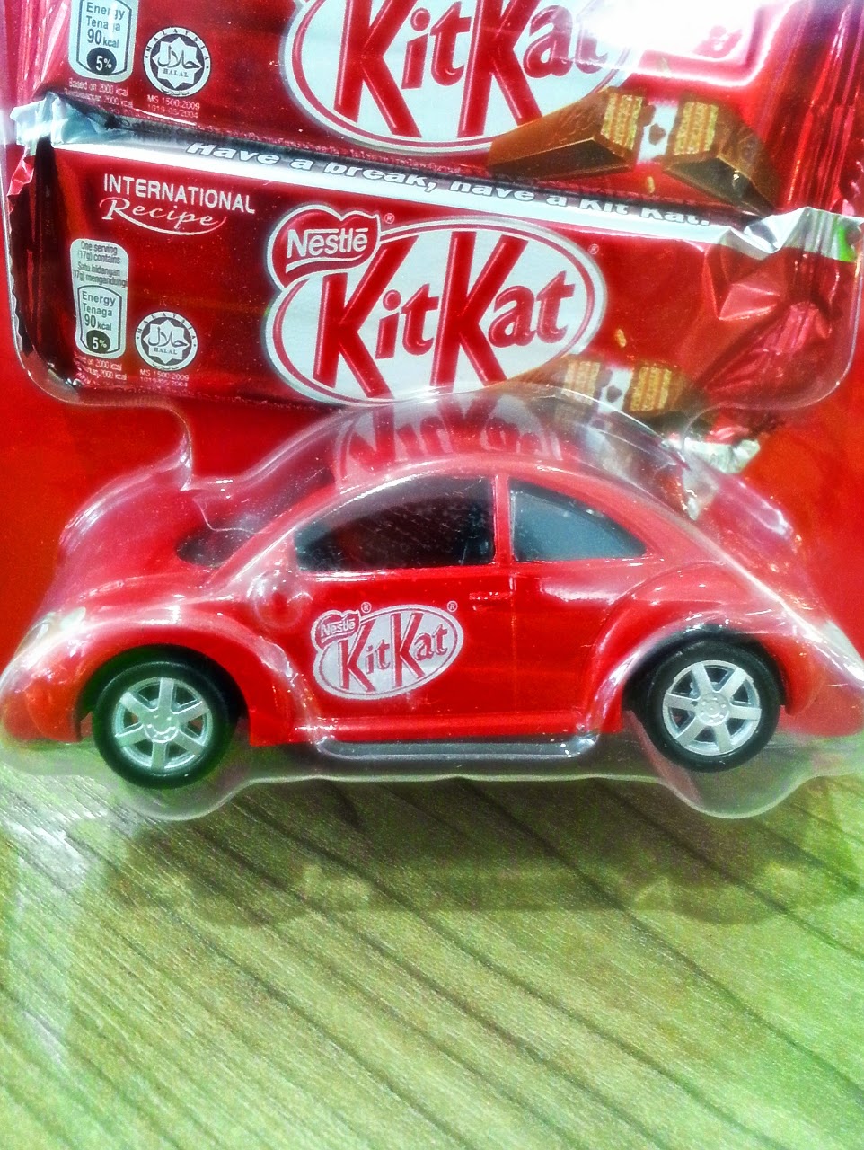 Gostan Sikit: Kit Kat ( Thailand ) toy car and heart shaped pillow