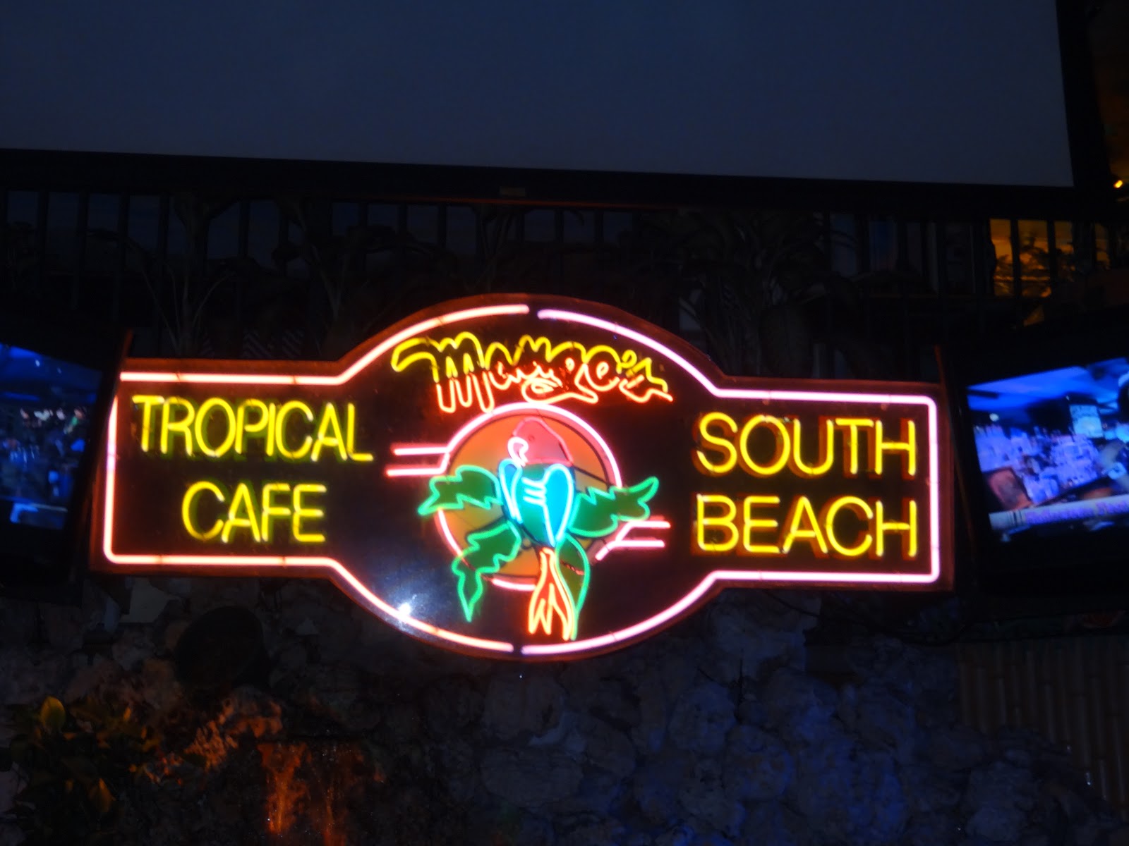 Globetrotting...: Mango's Tropical Café