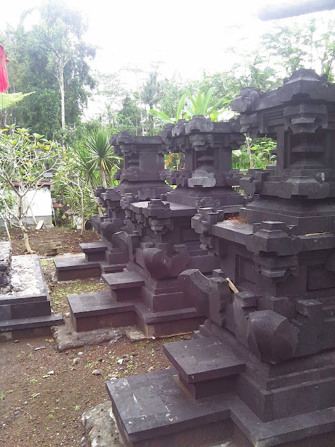 Pelinggih batu hitam umanyar