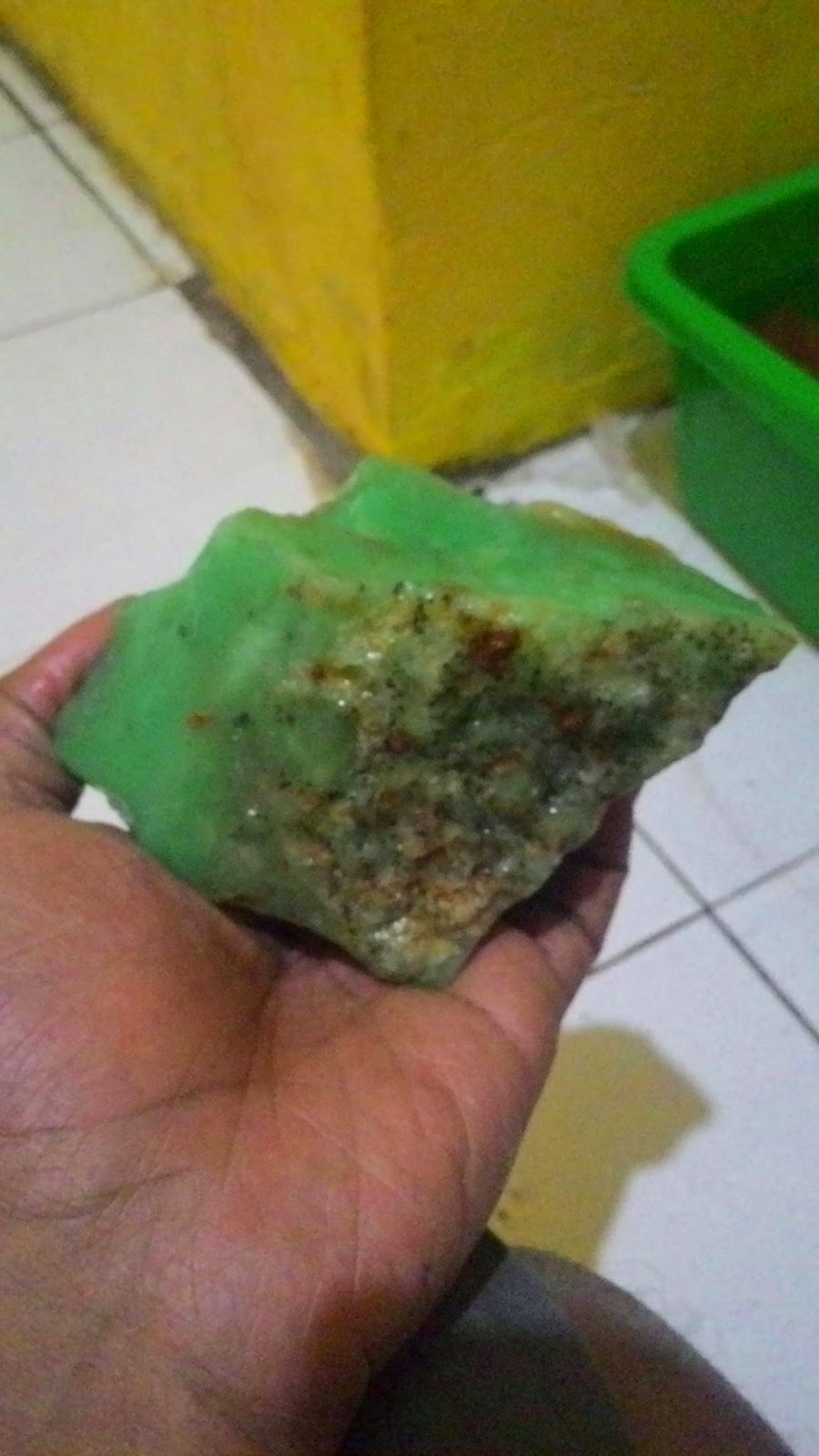 BATU MULIA ASLI TANAH BUTON SULTRA: Bongkahan batu hijau tua