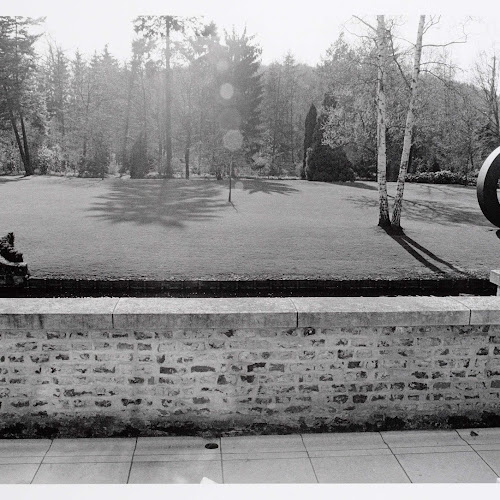 Verzamelaar Jo van Eyck in zijn beeldentuin, Oscar van Alphen, 1988 ...