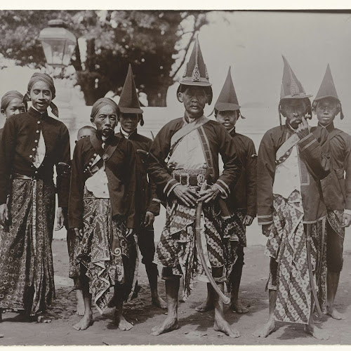 Javaanse mannen in uniform, Kassian Céphas, ca. 1867 - ca. 1910 ...