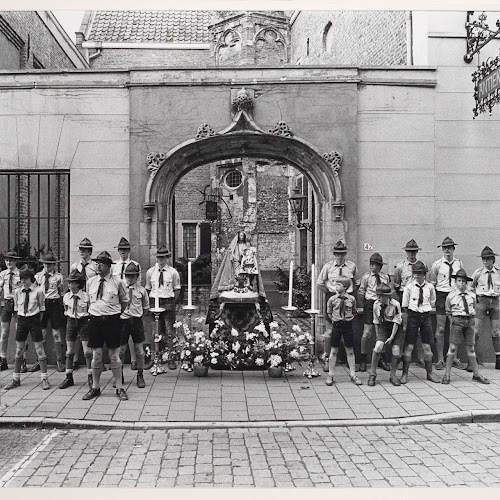 Padvinders langs de route van de jaarlijkse omgang, Oscar van Alphen ...