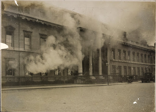 Custom House, Dublin on fire after the attack by IRA, 25 May 1921 ...