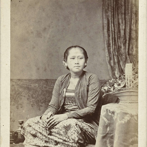 Studioportret van een onbekende Javaanse vrouw, anoniem, 1870 - 1890 ...