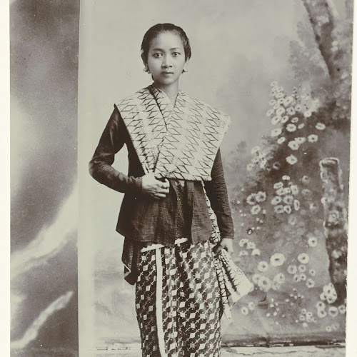 Studioportret van een jonge Javaanse vrouw in een sarong met batik ...