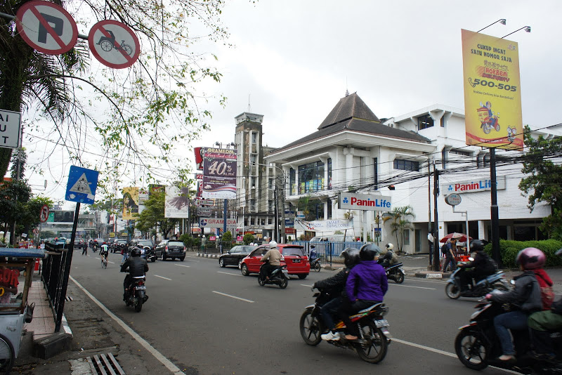 Travel Blog: Bandung 4D/3N Trip Day 2 - Shopping at Jalan Riau/Lunch at ...