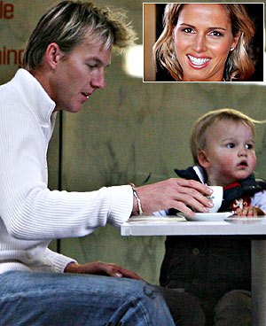 Brett Lee, Liz Kemp and son Preston : Cricketer WAGs