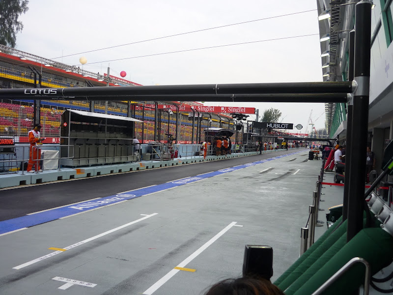 Simon Says: Singapore Grand Prix 2010 - Visiting Team Lotus F1 Pit