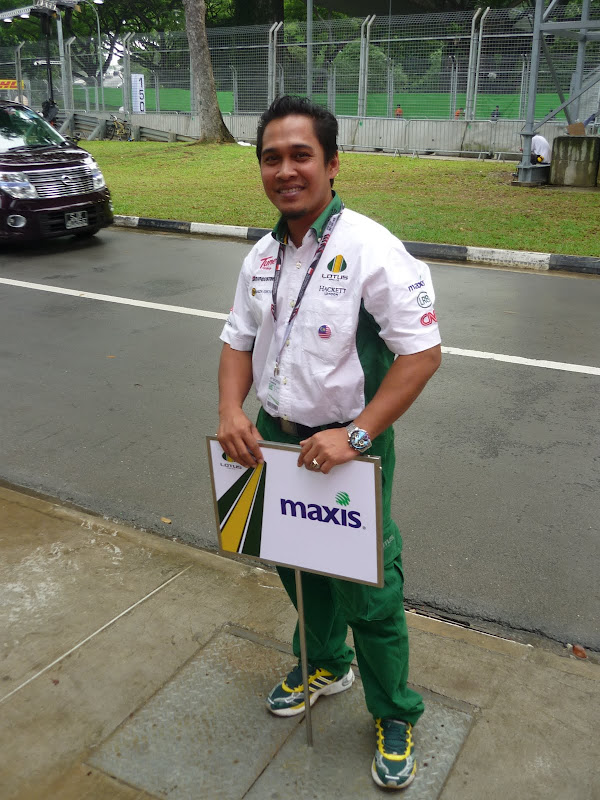 Simon Says: Singapore Grand Prix 2010 - Visiting Team Lotus F1 Pit