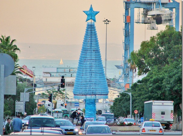 Arbol de Navidad hecho de botellas en Haifa, Israel - Blog de imágenes