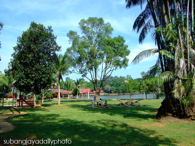 Subang Jaya Daily Photo: Picnic by the Ayer Keroh Lake