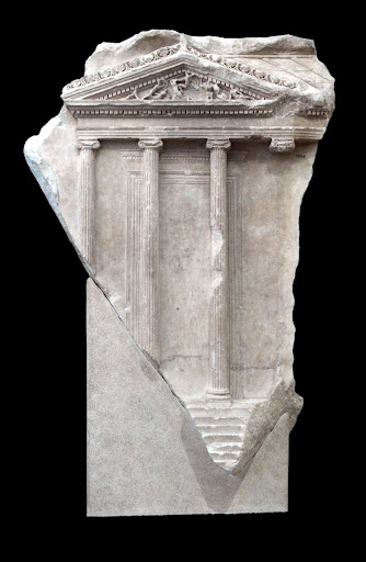 Ara Pietatis: relief with a Ionic Temple with four columns, a battle is ...