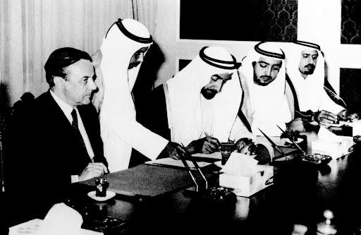 Sheikh Zayed Bin Sultan Al Nahyan signing the document of the ...