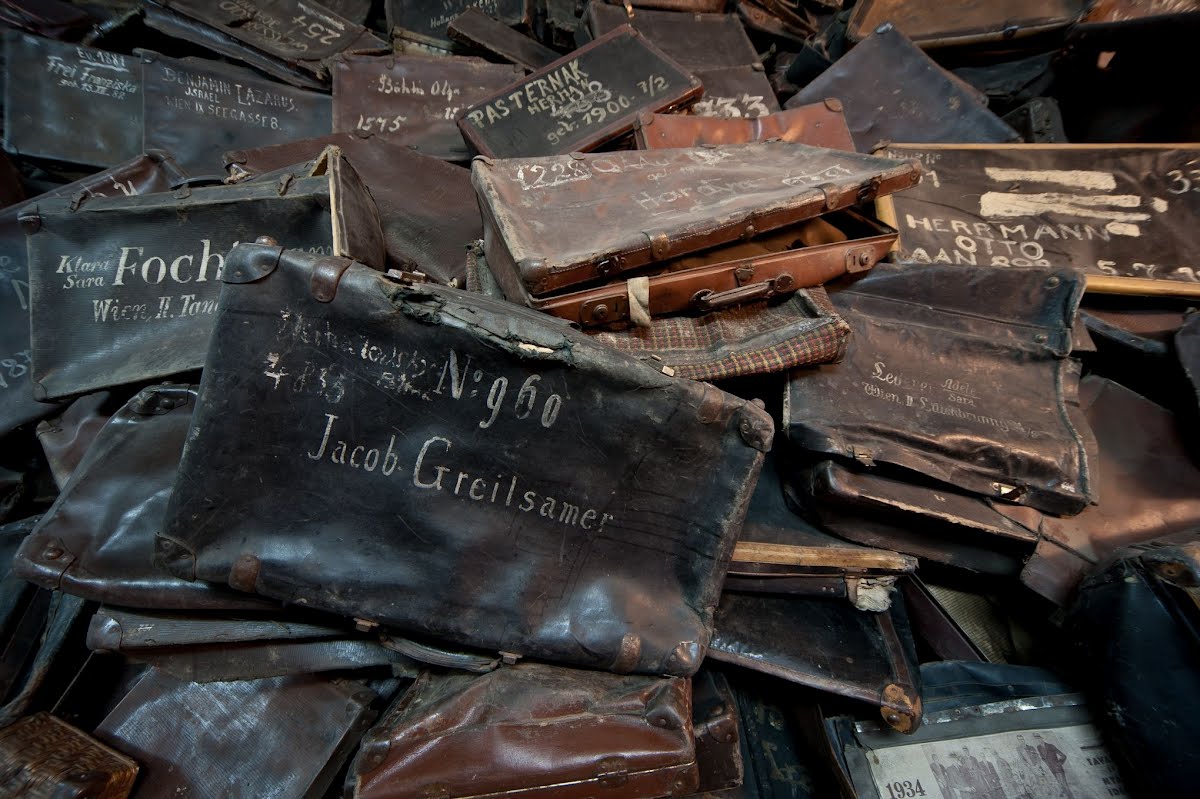 Walizki, które należały do osób deportowanych do KL Auschwitz — Google ...