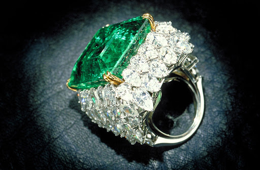 Chalk Emerald Ring - Harry Winston, Inc — Google Arts & Culture